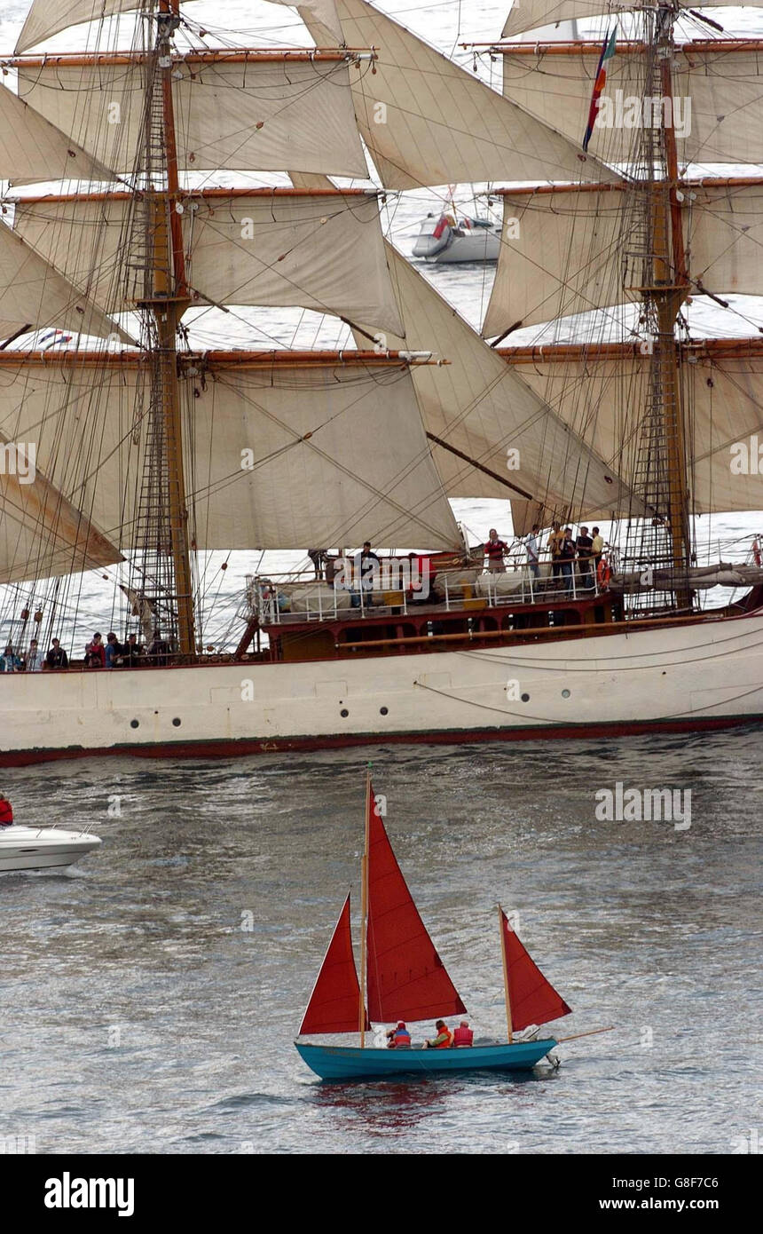 Das europa passiert ein kleines segelboot -Fotos und -Bildmaterial in ...
