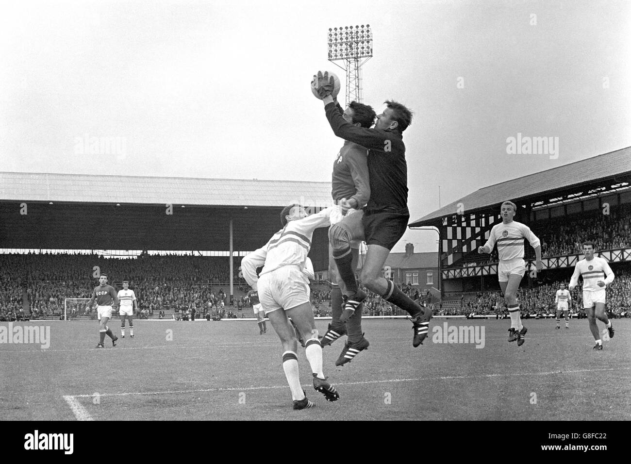 Der Torhüter der UdSSR, Lev Yashin (c), behauptet den Ball unter dem ...