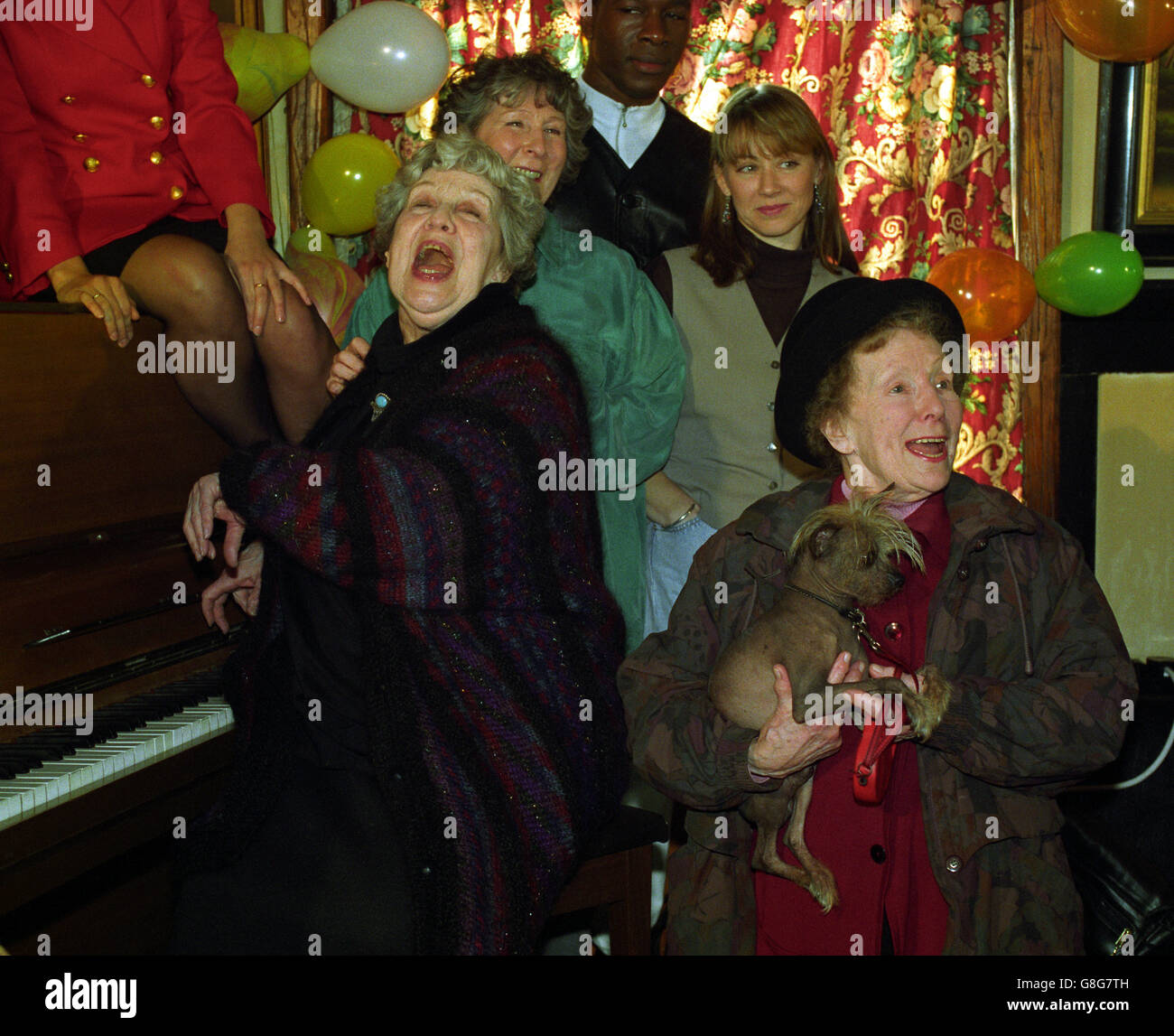 Ehemalige eastenders lou beale anna flügel -Fotos und -Bildmaterial in ...