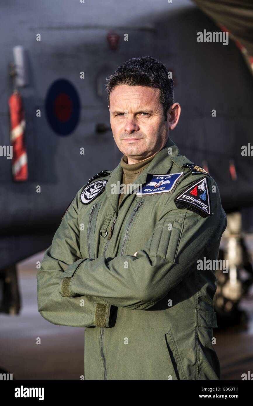 Station Commander Rich Davies Neben Tornado Gr4 Bei Raf Stockfotos und ...