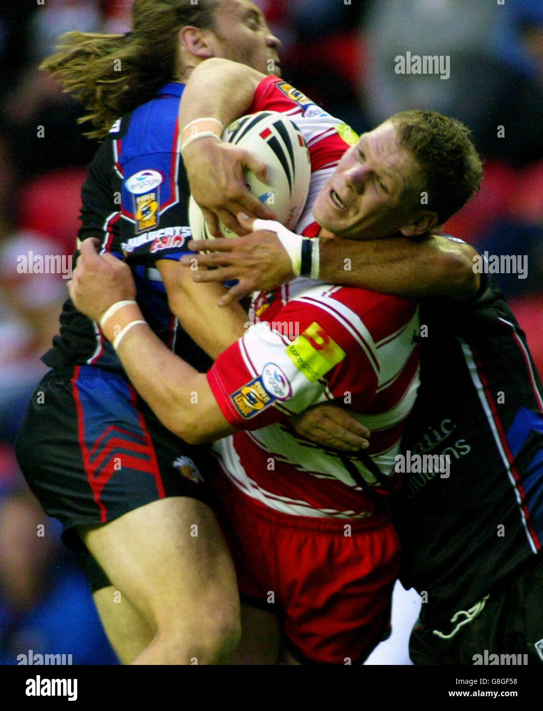 Wigans Danny Tickle wird von Wakefield's David Wrench (L) geschlagen ...