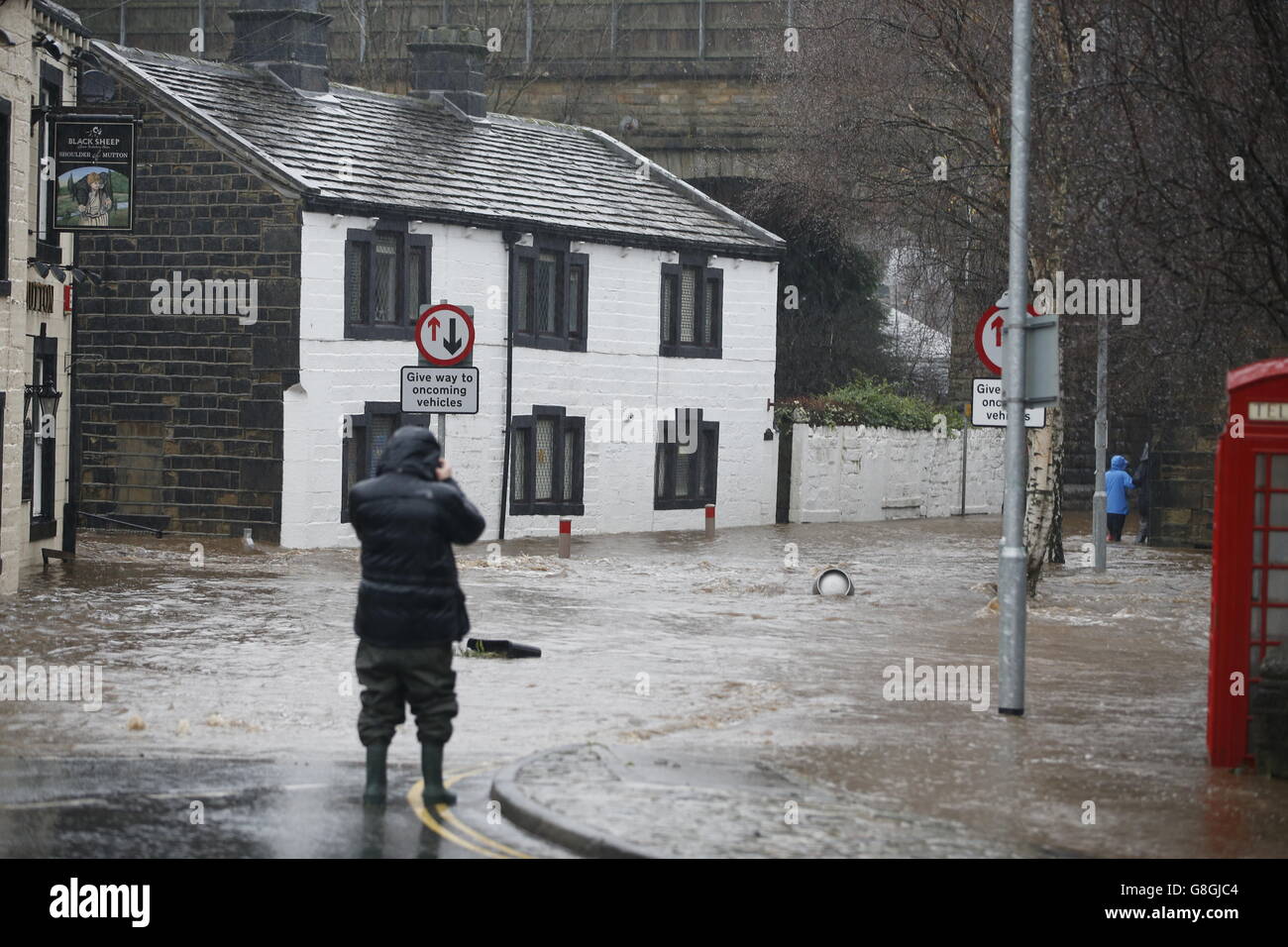 Menschen waten durch hochwasser bei mytholmroyd in calderdale -Fotos ...