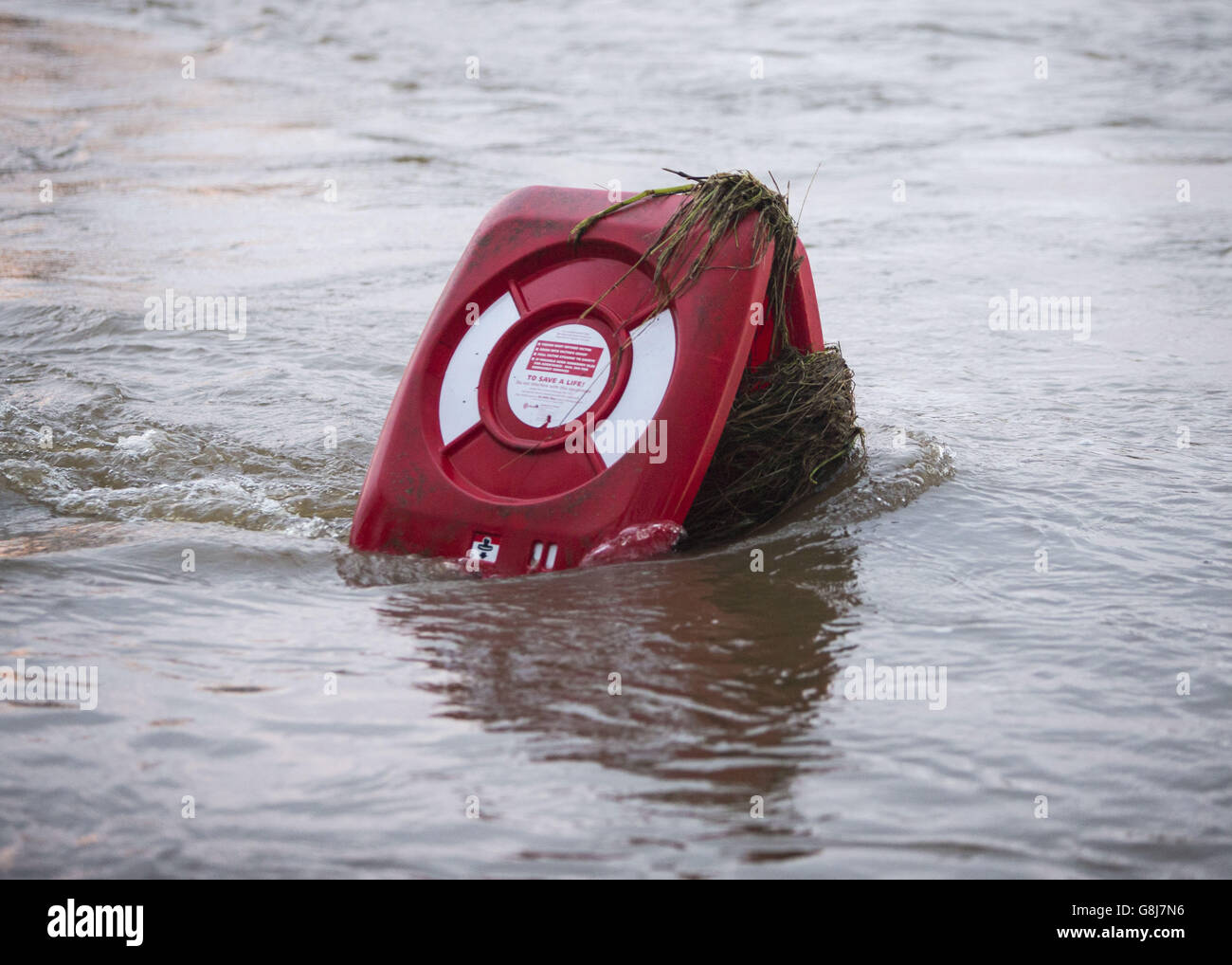 Ein rettungsring in hochwasser in port elphinstone -Fotos und ...