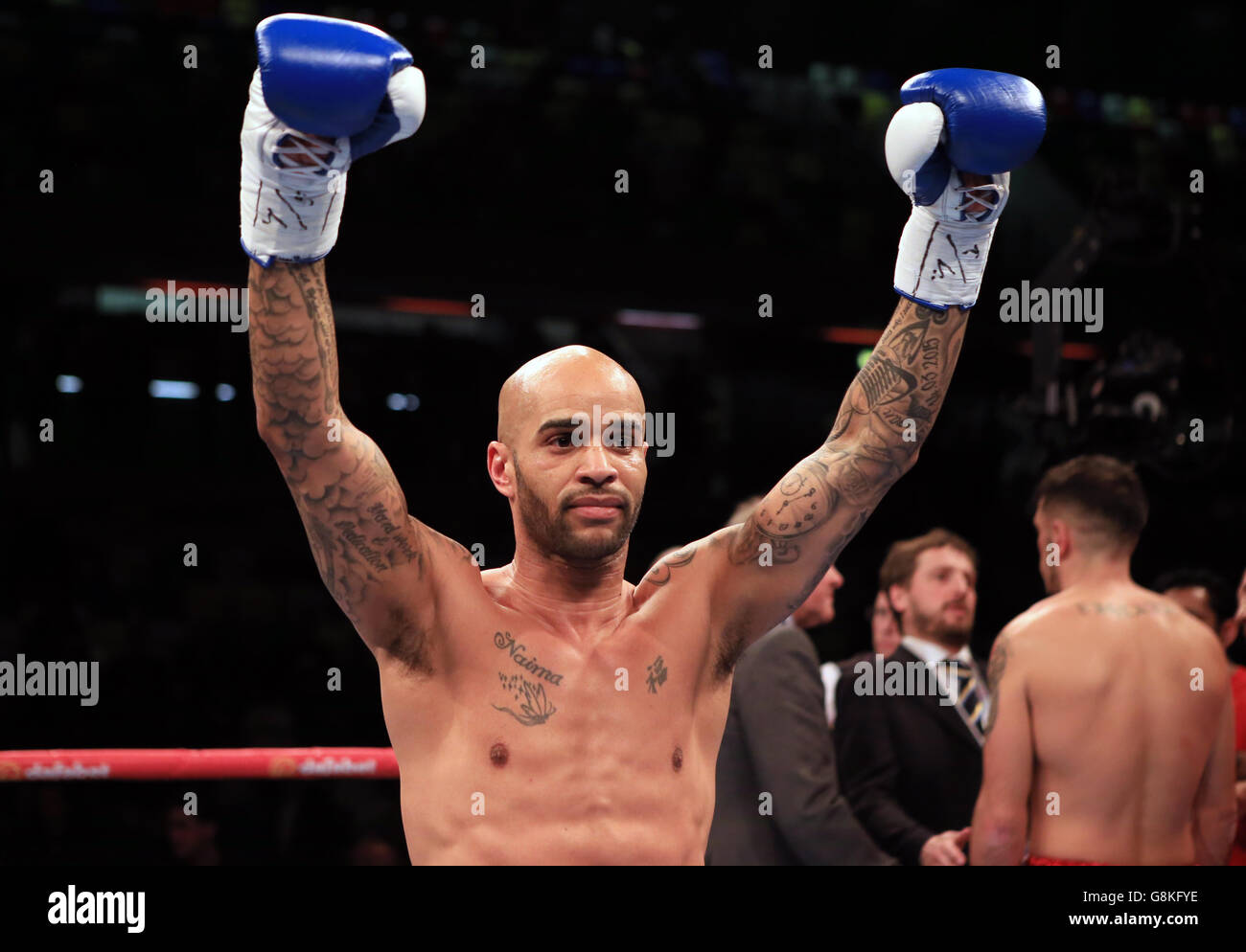Leon McKenzie feiert in der Copper Box Arena in London den Sieg über ...
