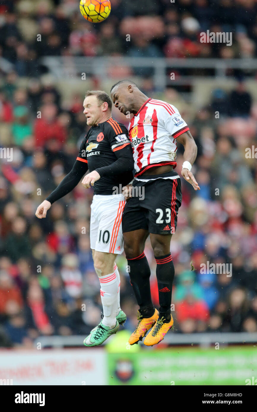 Wayne Rooney von Manchester United und Lamine Kone von Sunderland ...