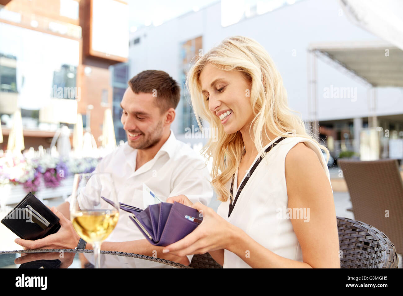 Brautpaar mit Geldbörse bezahlen Rechnung im restaurant Stockfotografie ...