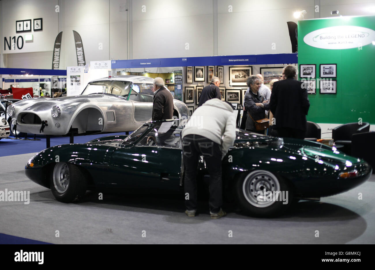 Die London Classic Car Show. Leute, die Oldtimer auf der London Classic ...