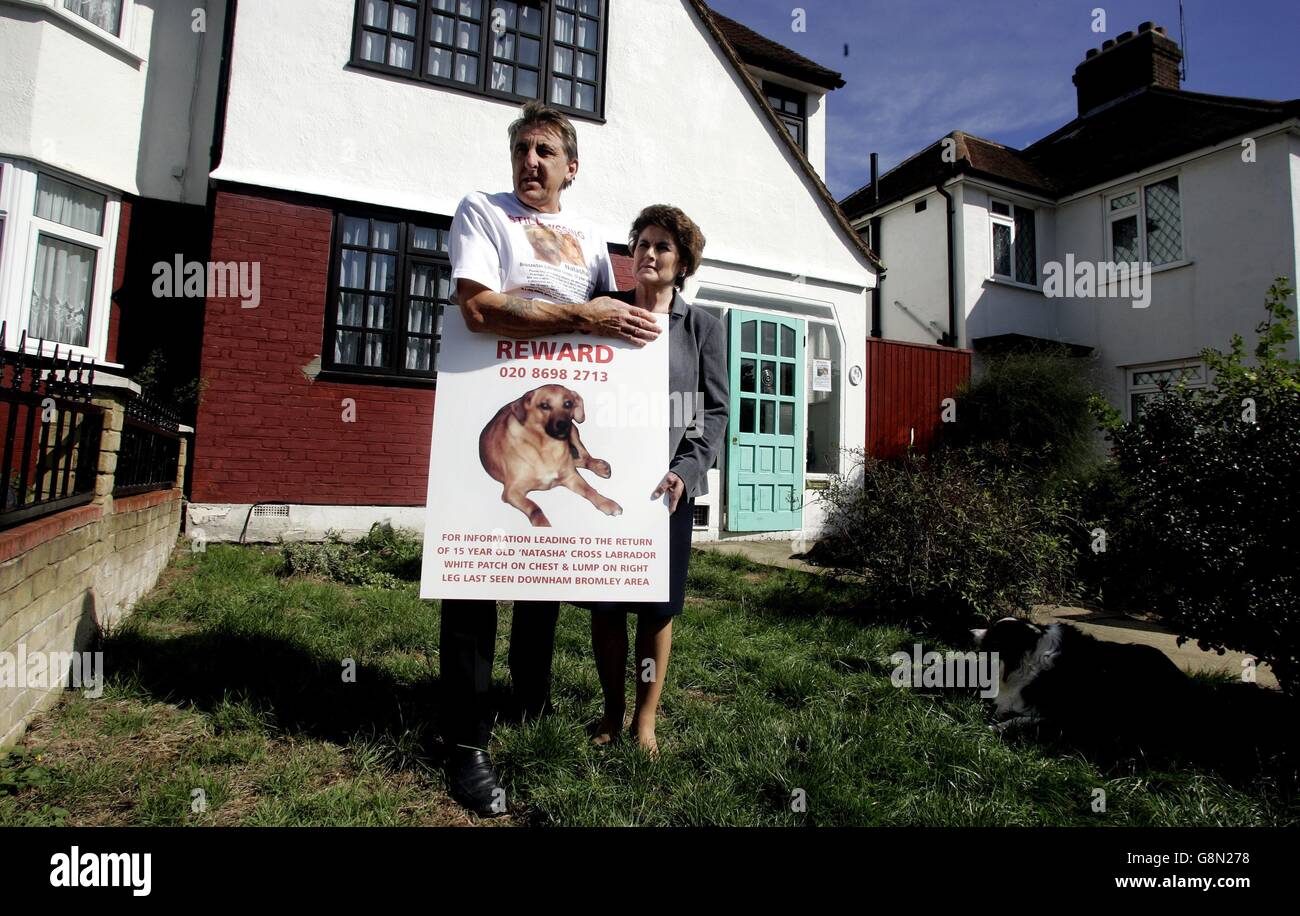 Diane Roy Cousins Vor Dem Haus Stockfotos und -bilder Kaufen - Alamy