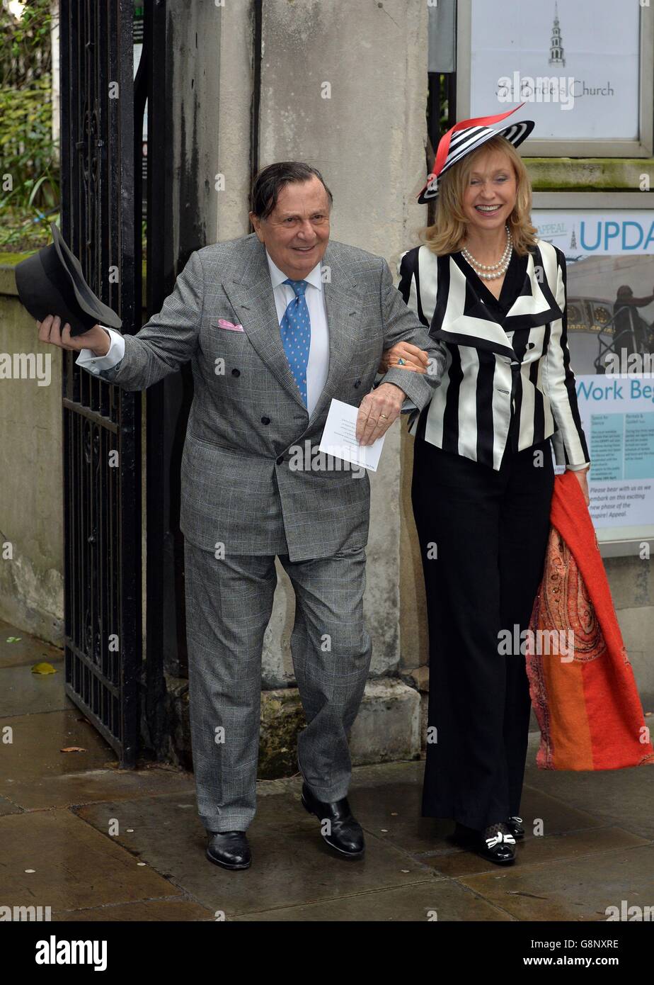 Barry humphries hochzeit -Fotos und -Bildmaterial in hoher Auflösung ...