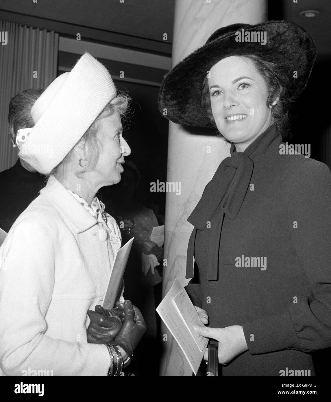 Women of the Year Lunch - Savoy Hotel. Sängerin Moira Anderson (rechts ...