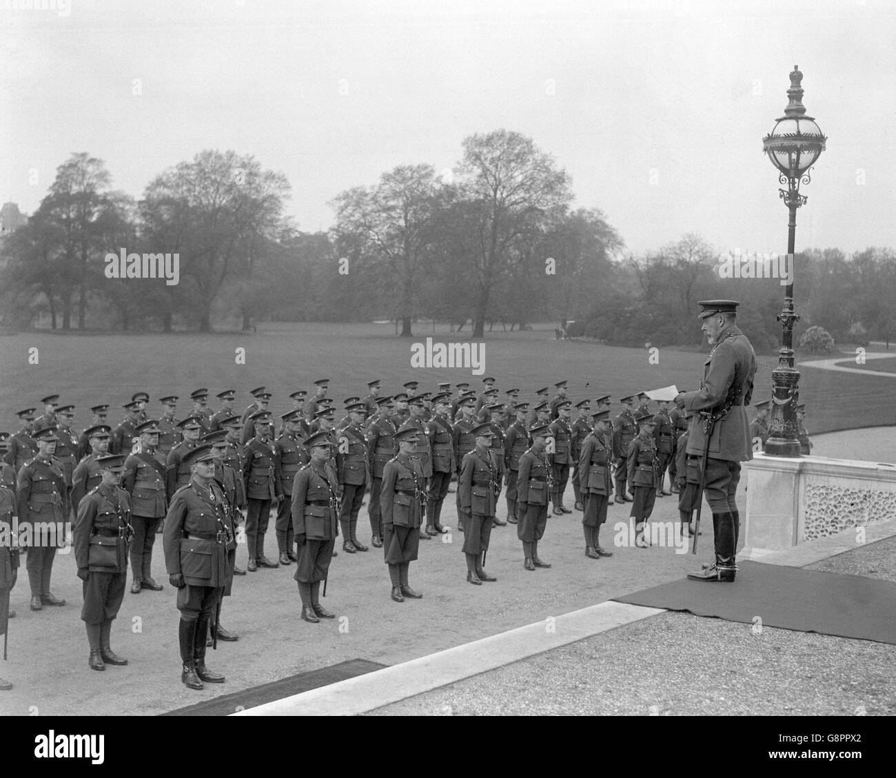 König george v inspiziert das manchester regiment im buckingham palace ...