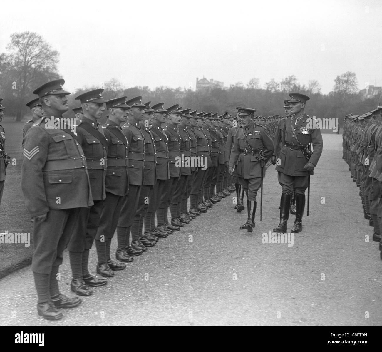 König george v inspiziert das manchester regiment im buckingham palace ...