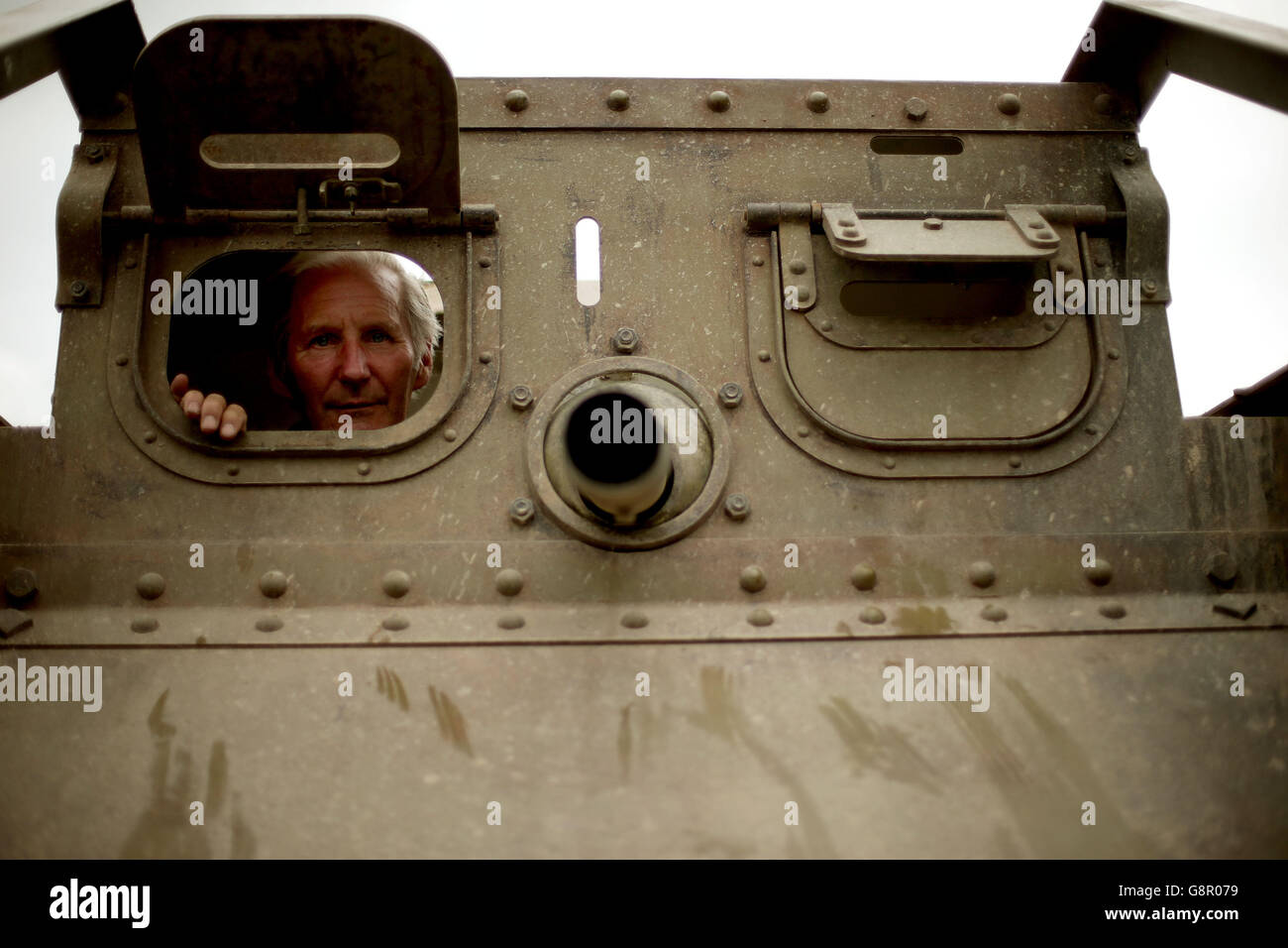 Mike Hayton aus dem Tank Museum in Bovington in Dorset, treibt ein ...