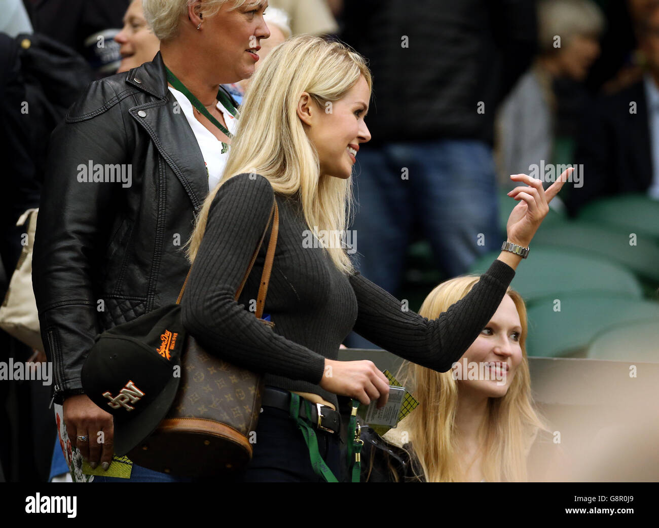 Jennifer Bate, Freundin von Marcus Willis, die auf Roger Federer am Tag ...