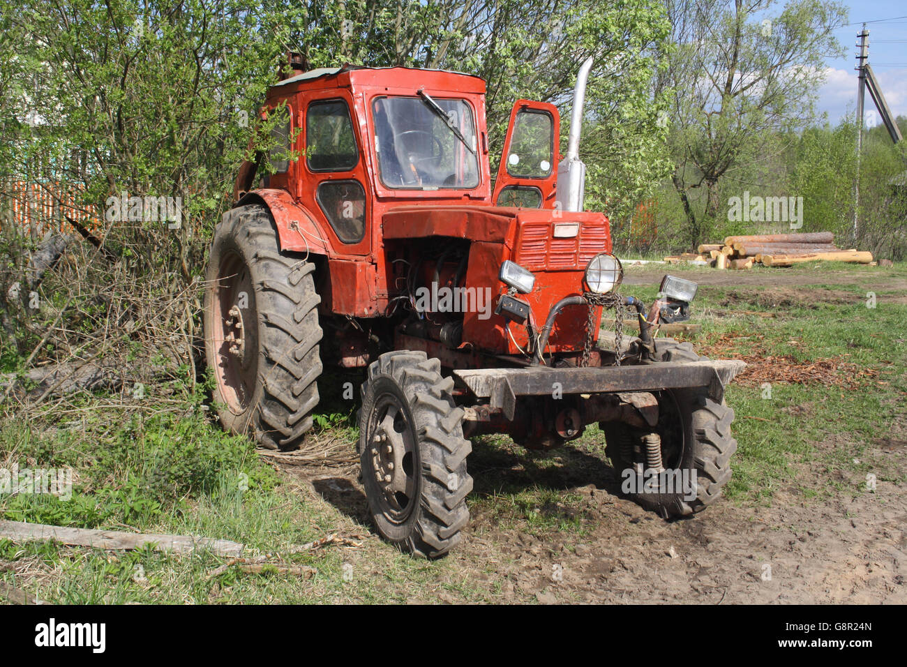 Alter roter traktor -Fotos und -Bildmaterial in hoher Auflösung – Alamy