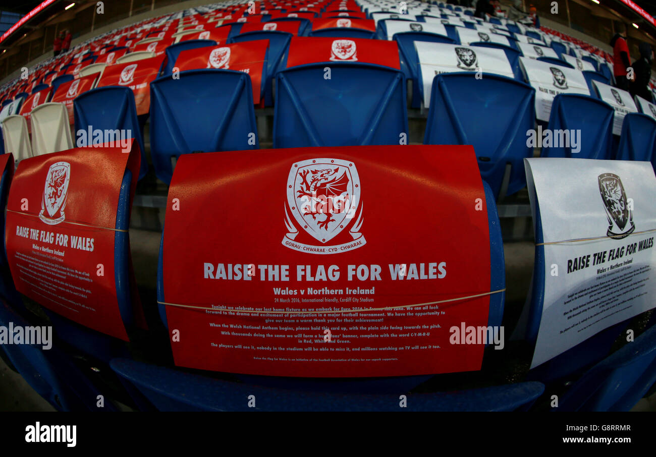 Hissen sie die flaggenkarte, die am sitz im stadion von cardiff ...
