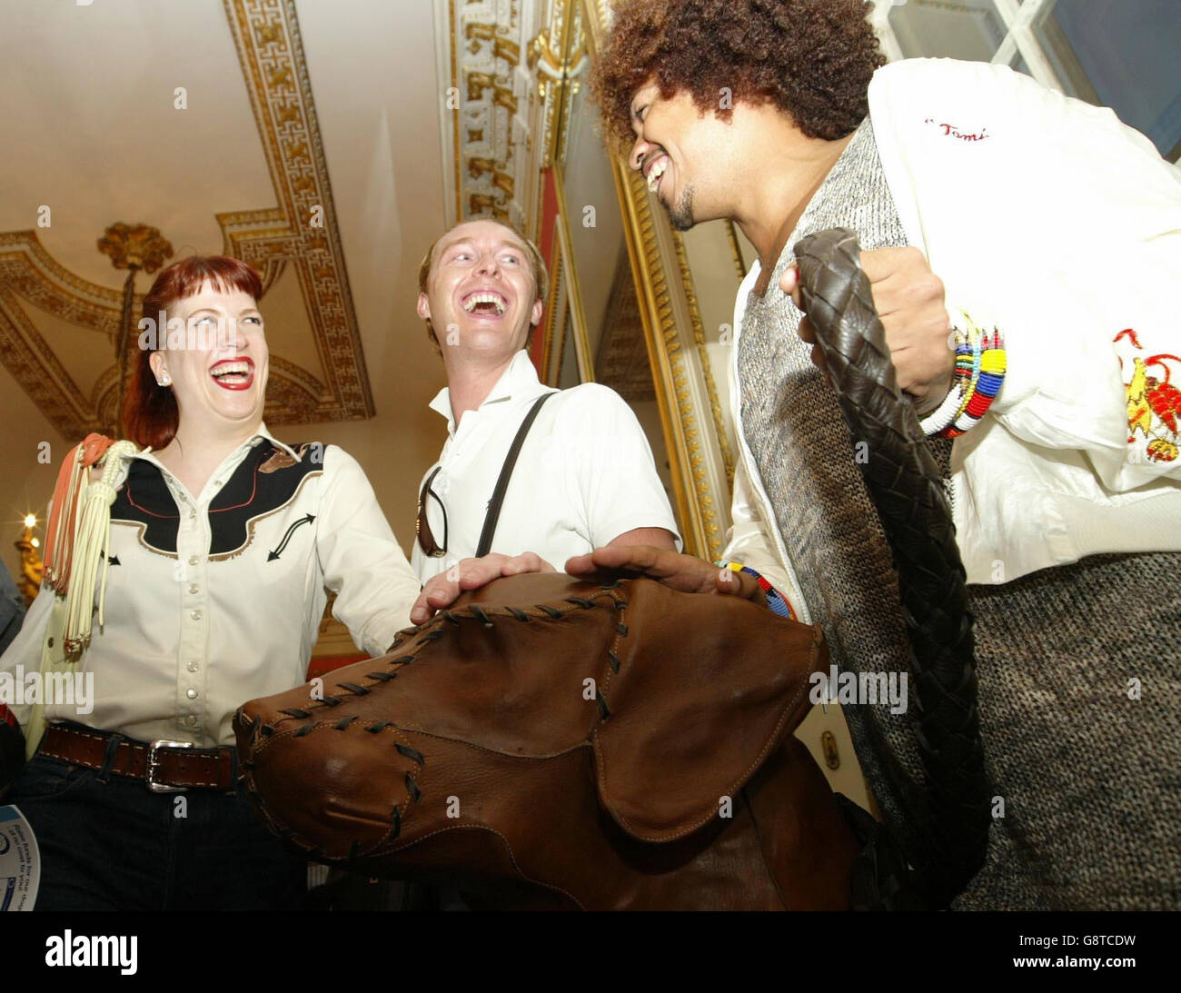 Elton john hund -Fotos und -Bildmaterial in hoher Auflösung – Alamy