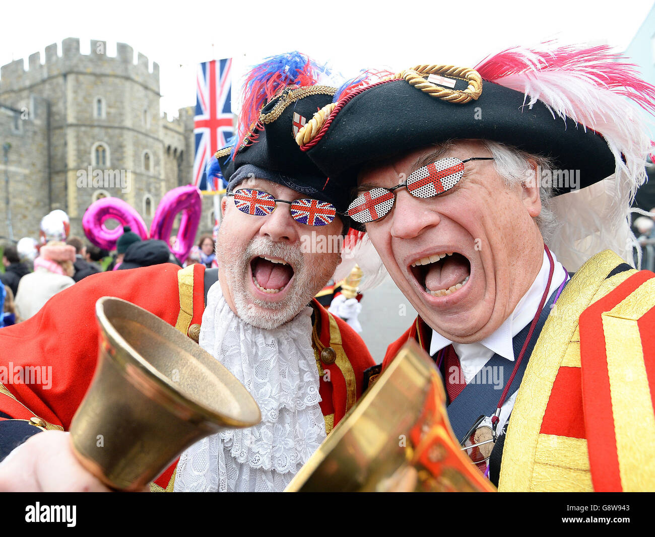Die Stadtschreier Steve Clow (links) und Peter Baker treffen sich vor ...