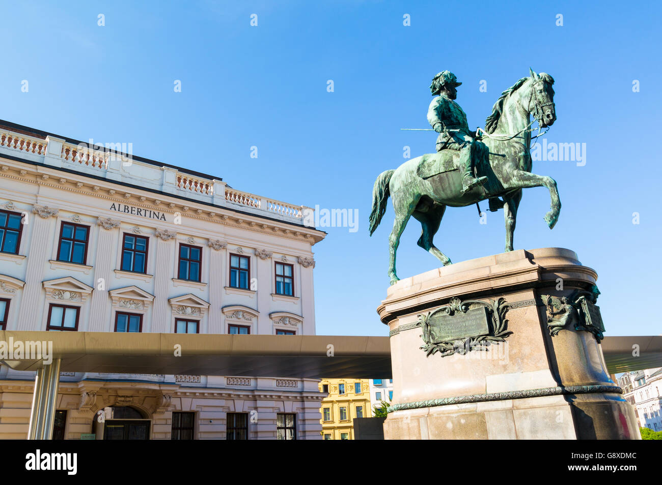 Reiterstatue von Erzherzog Albrecht vor Albertina Museum in der ...