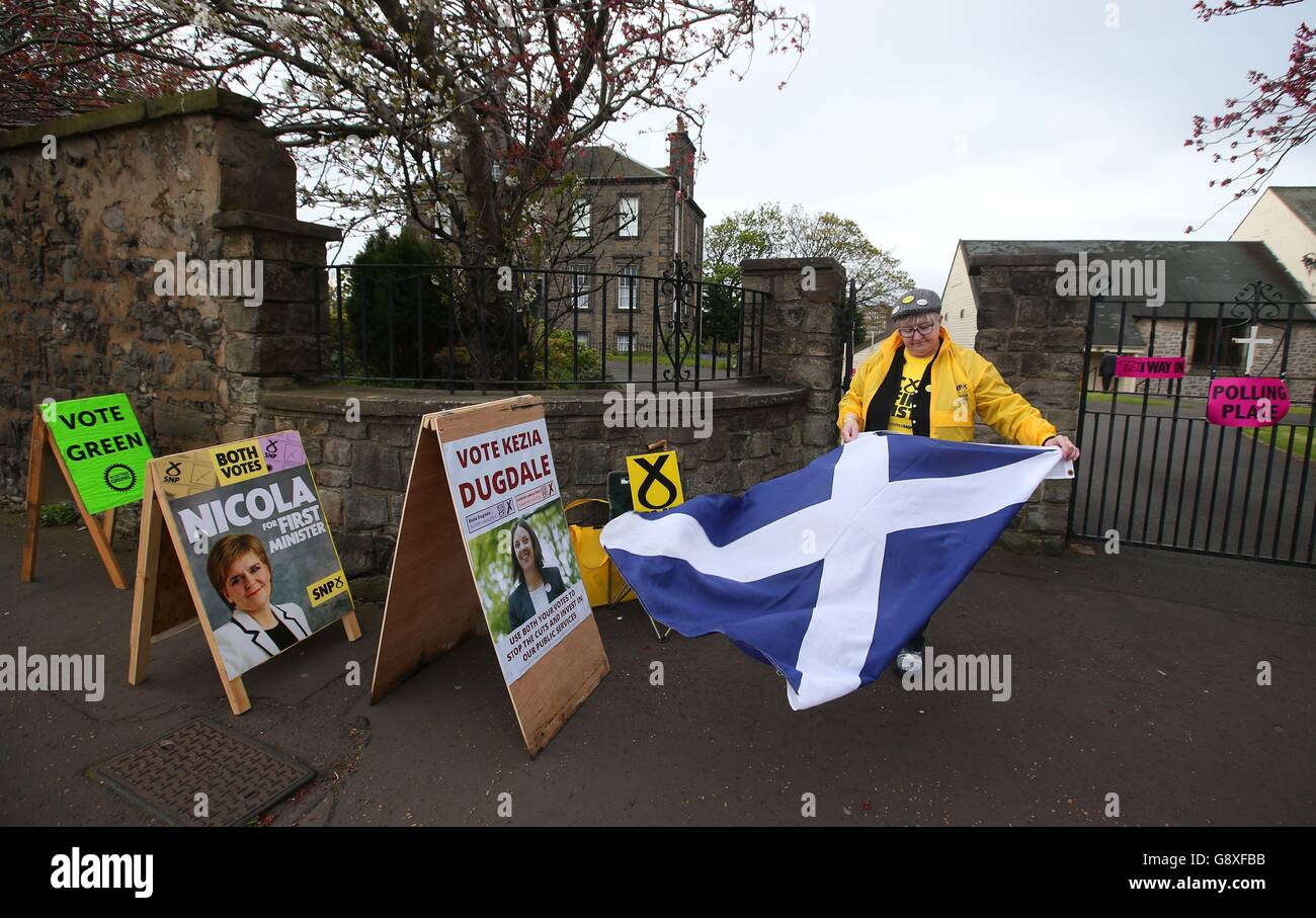 SNP-Unterstützer Trish Traynor vor einem Wahllokal in der St Ninian ...