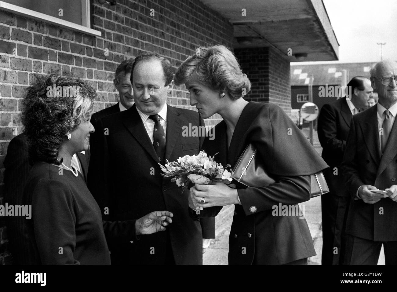 Diana, Prinzessin von Wales, spricht mit Sheila English, Sekretärin des ...