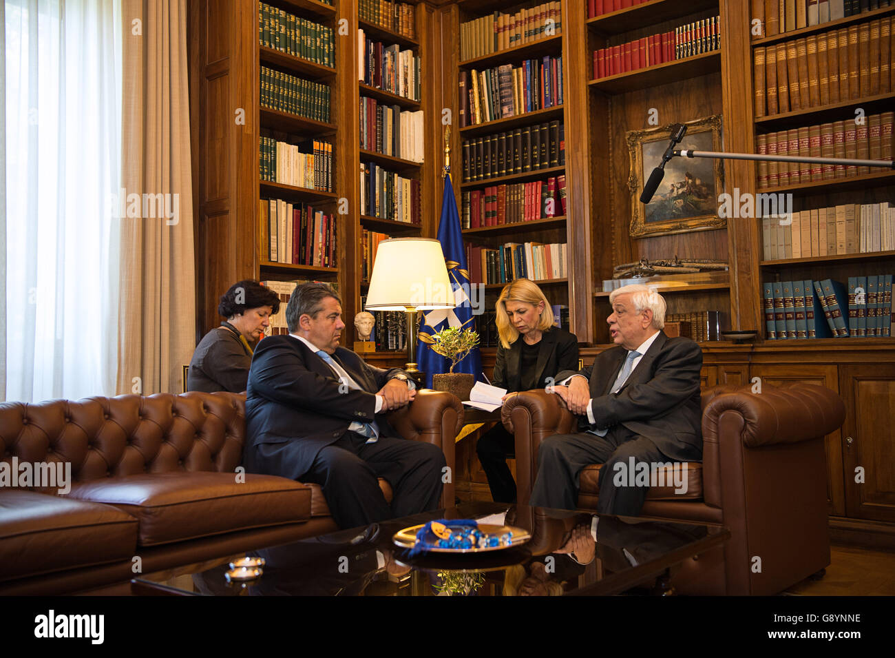 Bundeswirtschaftsminister Sigmar Gabriel (SPD, R) spricht zu Greek ...