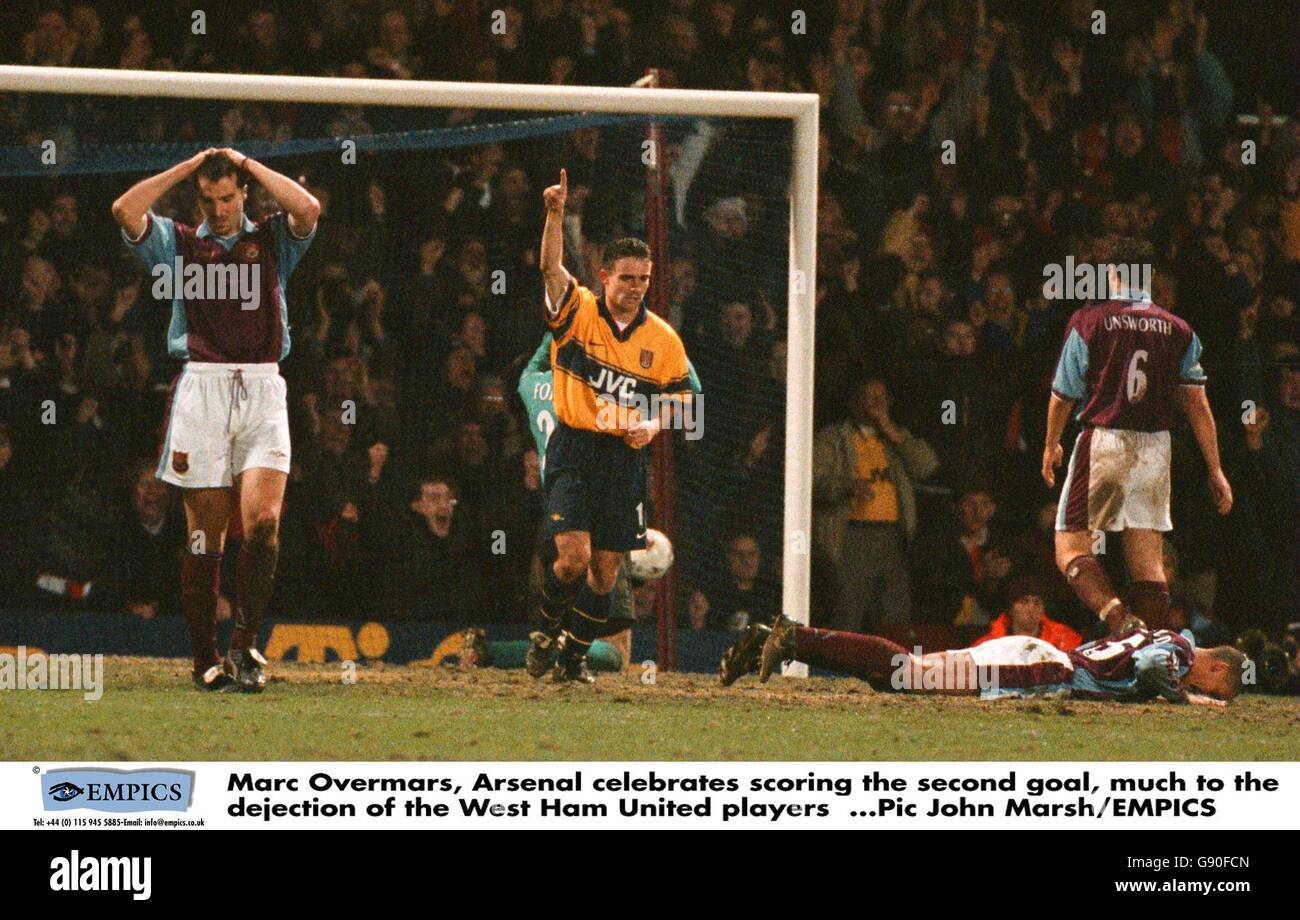 Marc overmars of arsenal center feiert den zweiten treffer -Fotos und ...