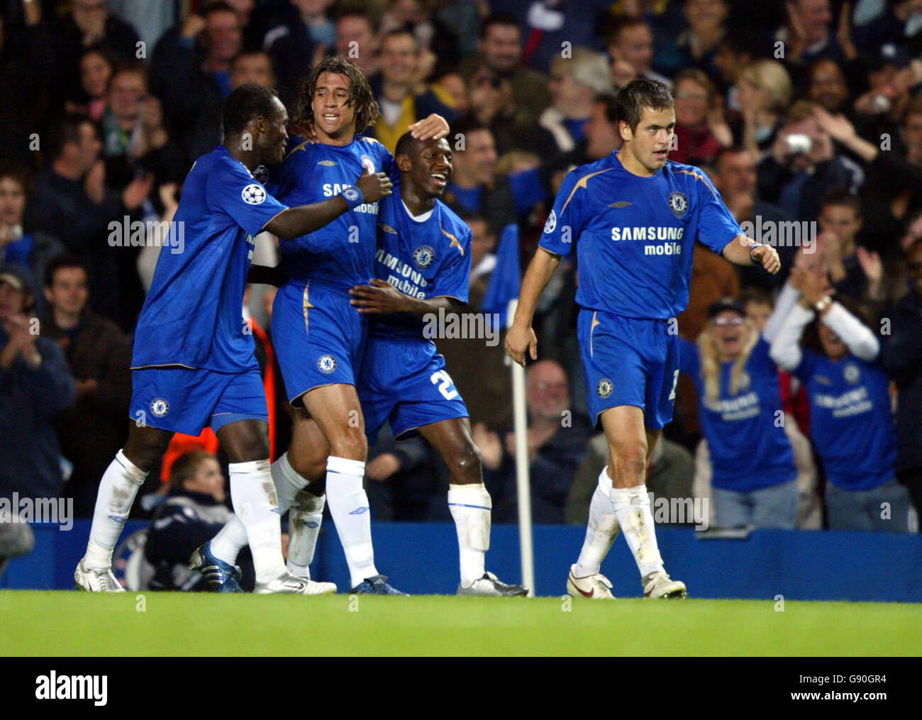 Chelsea hernan crespo feiert sein ziel -Fotos und -Bildmaterial in ...