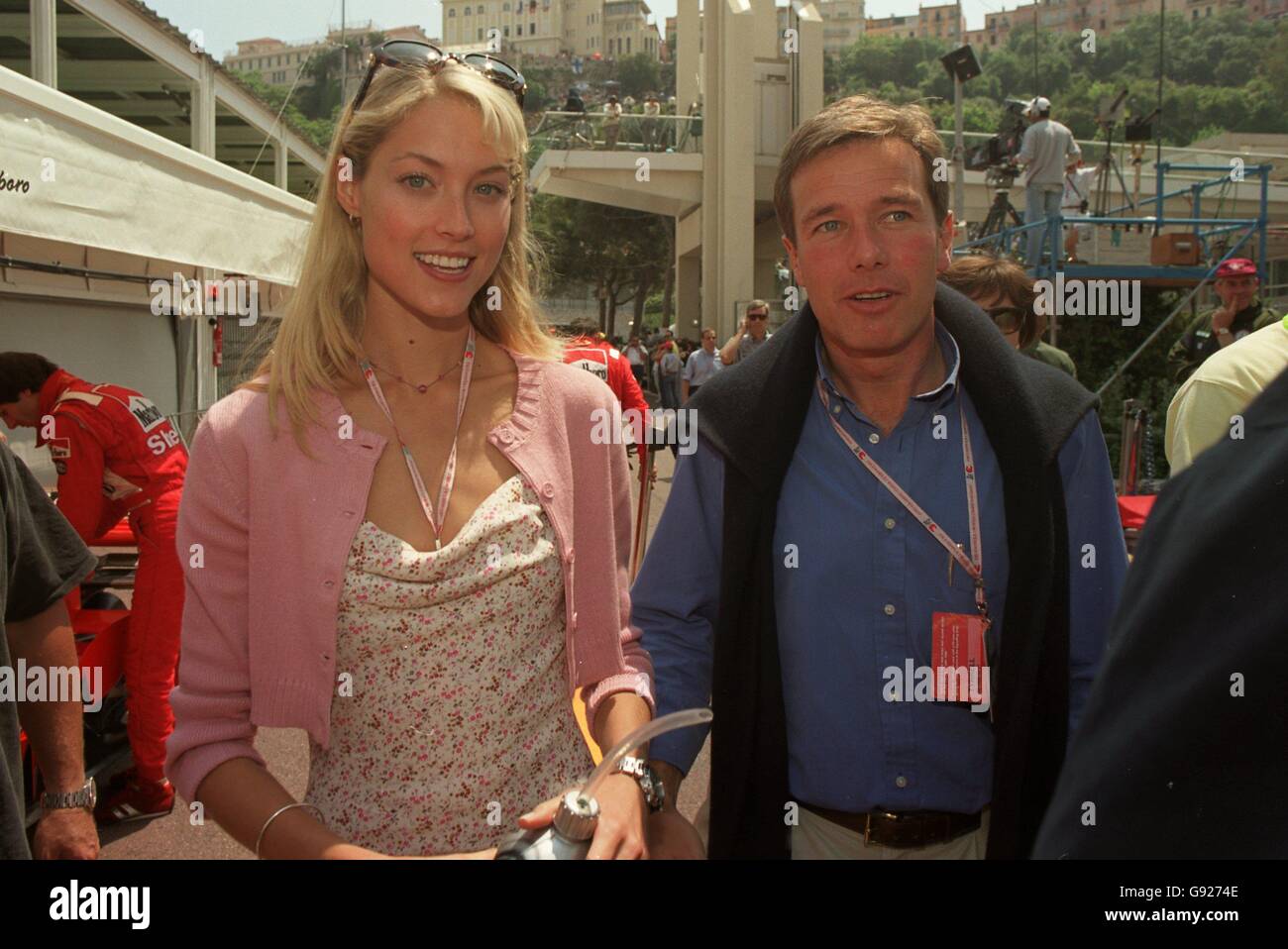 L-R; Heidi Wichlinski, David Coulthards Freundin spazieren mit Jacques ...