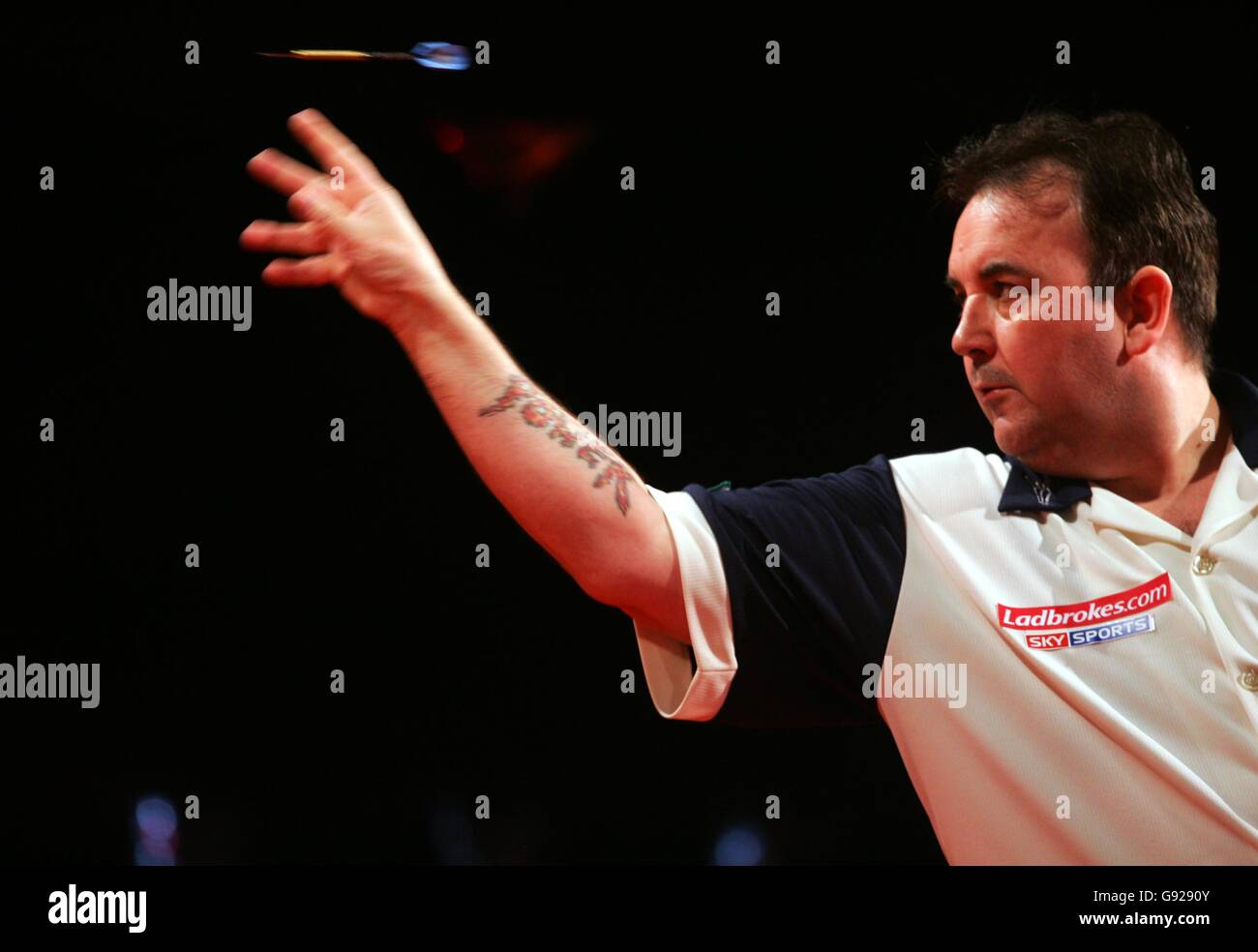 Phil taylor im einsatz gegen peter manley -Fotos und -Bildmaterial in ...