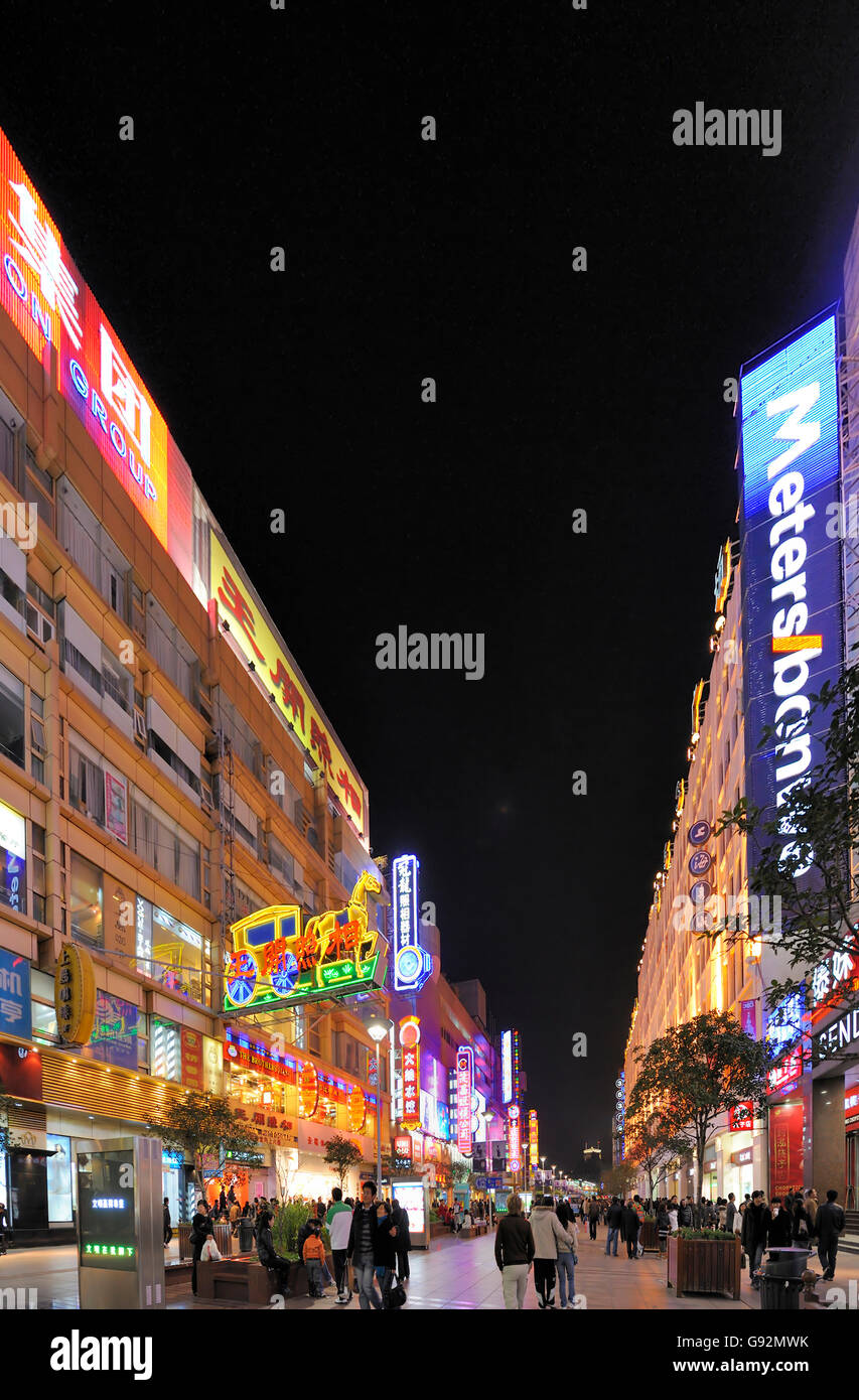 Shanghai leuchtreklamen Stockfotos und -bilder Kaufen - Alamy