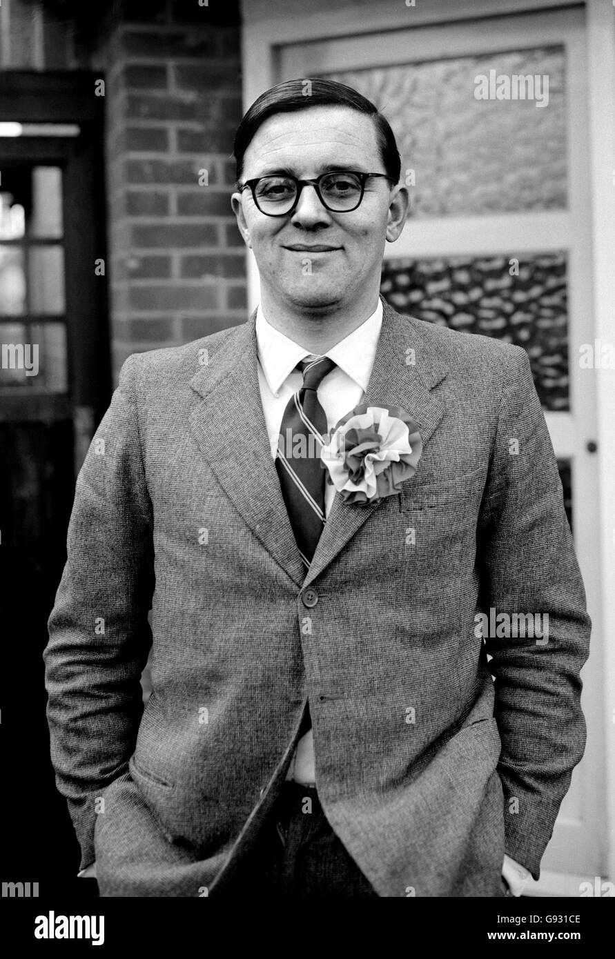 Mr merlyn rees -Fotos und -Bildmaterial in hoher Auflösung – Alamy