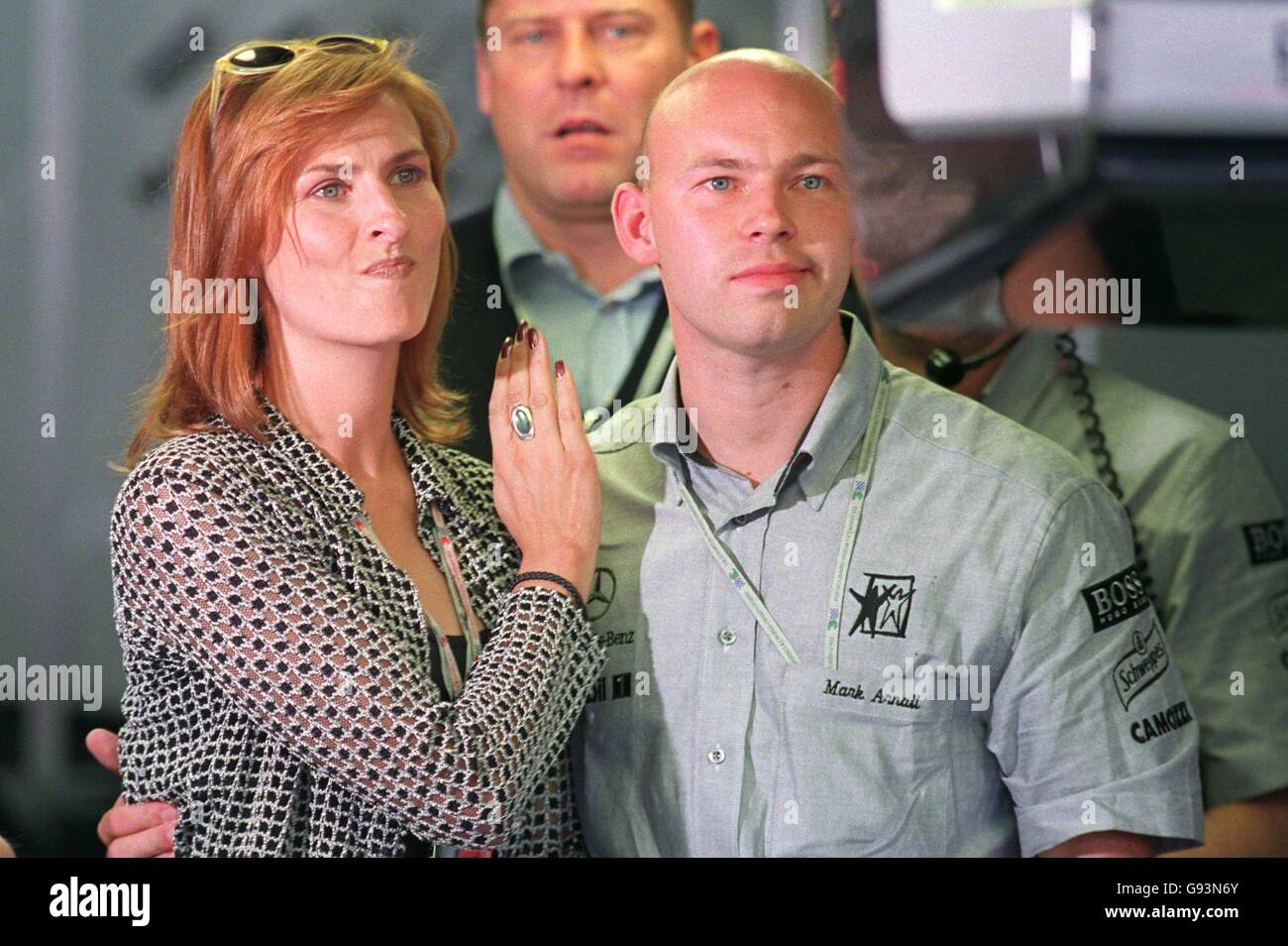 Hände weg! Mika Hakkinens Frau Erja wird von einem Mitglied des McLaren ...