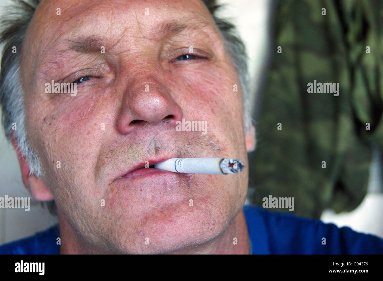 Person Männer rauchen Zigarette Stockfotografie - Alamy