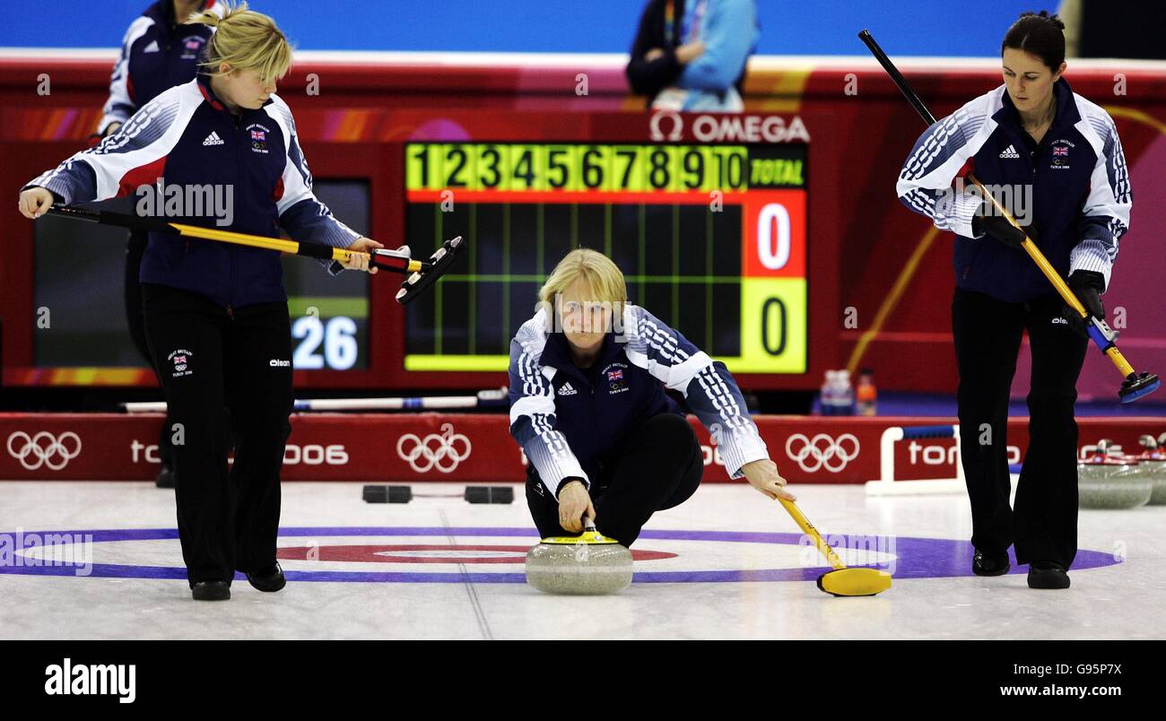 Die Briten Curling-Mannschaft Rhona Cameron (c) mit Kelly Wood (l) und ...