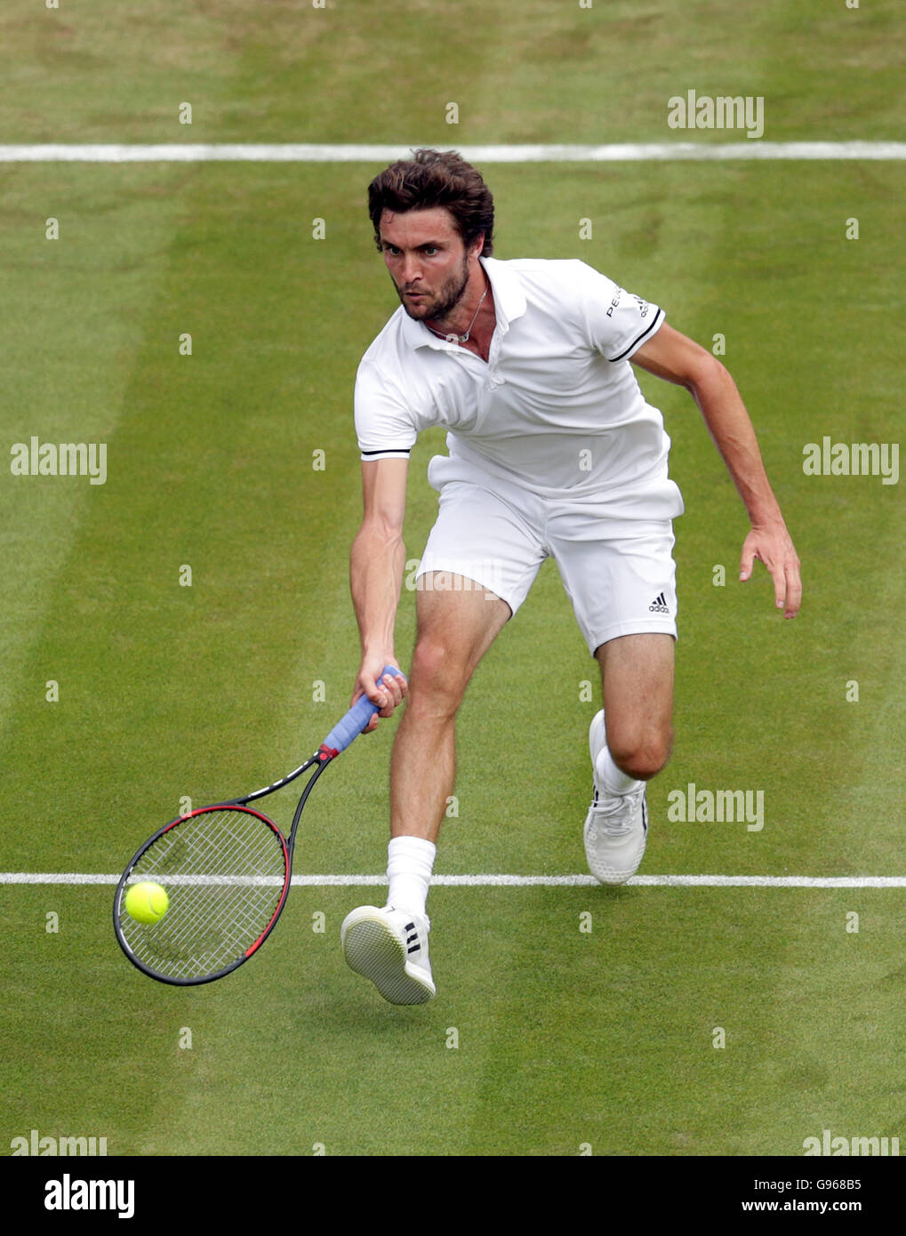 Gilles Simon in Aktion gegen Grigor Dimitrov am Tag vier der Wimbledon Championships bei den All ...