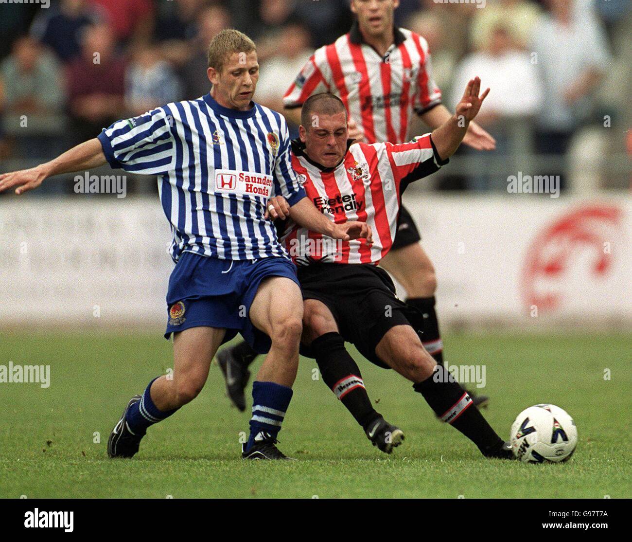 Darren Wright von Chester City kämpft mit um den Ball Jason Rees aus ...