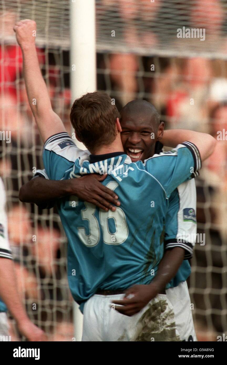 Shaun Goater (Facing) von Manchester City feiert sein Hattrick-Tor Mit ...