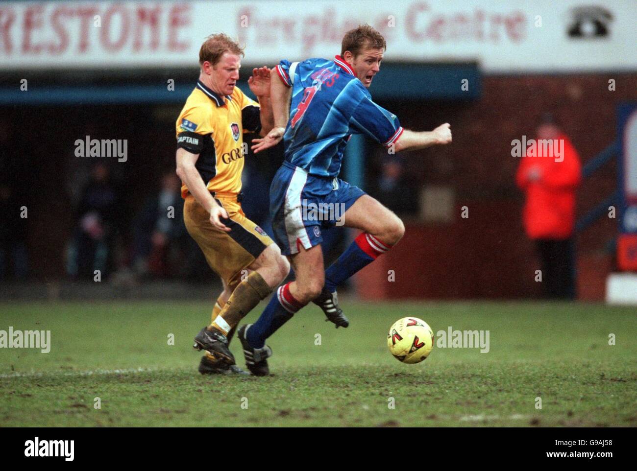 Stuart Nethercott von L-R Millwall versucht, David Reeves von ...