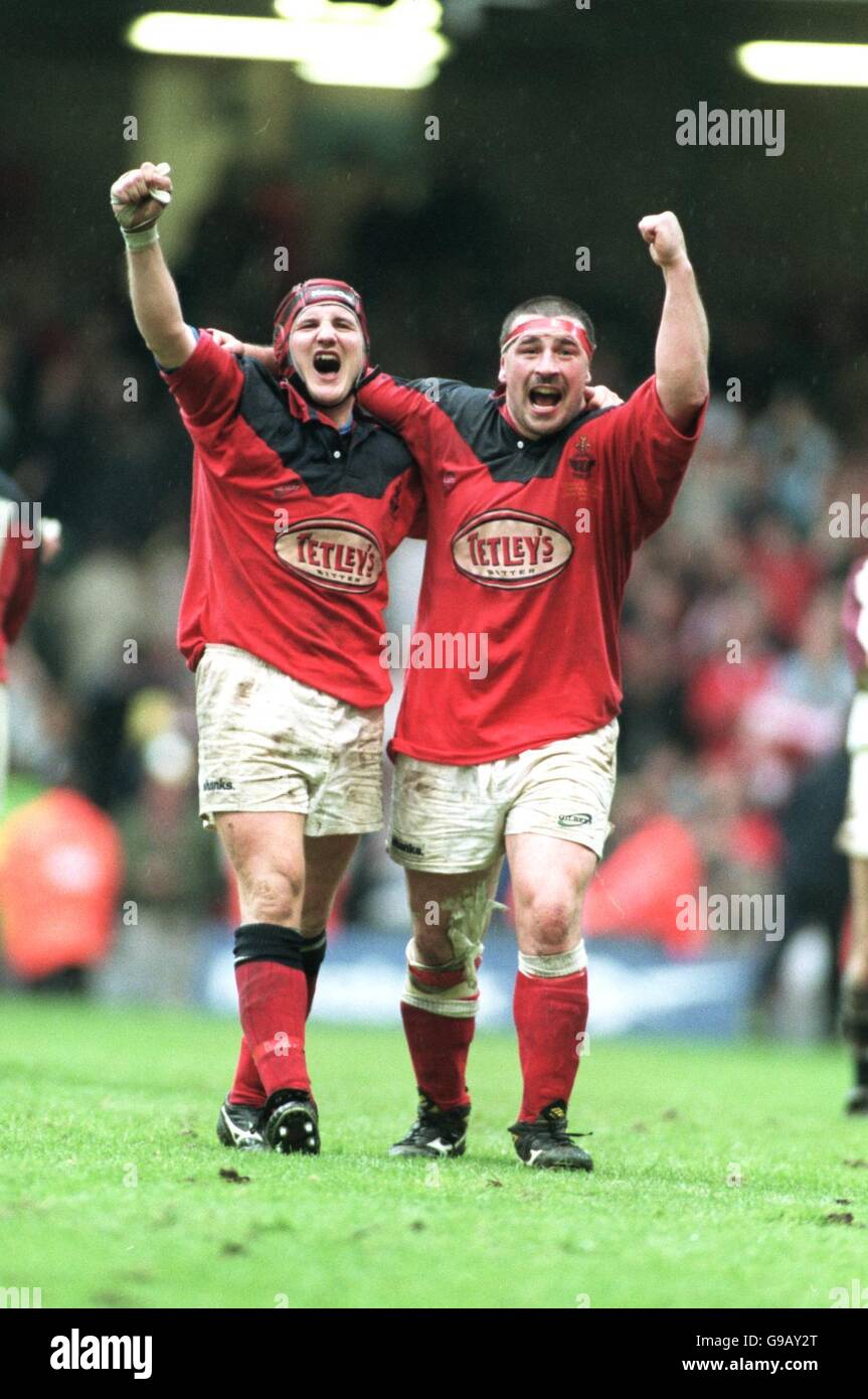 Llanellis ian boobyer und john davies feiern den sieg gegen swansea ...