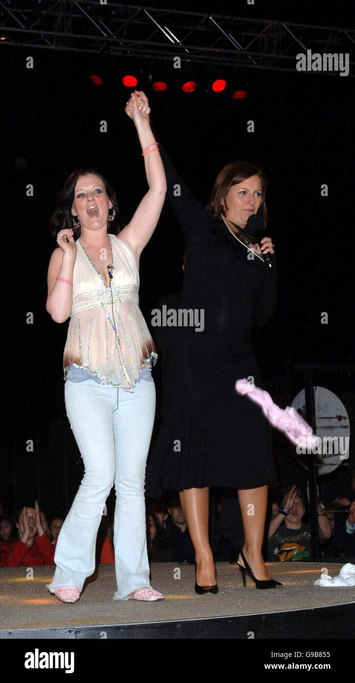 Bonnie wird aus dem Big Brother Haus in den Elstree Studios in ...