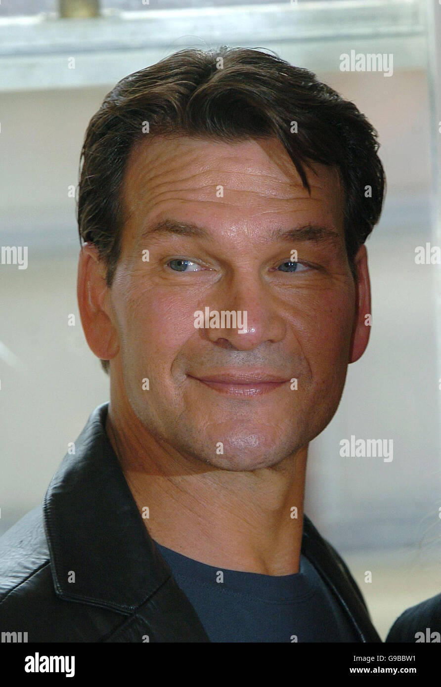 Patrick Swayze (Nathan Detroit) bei einer Fotoschau, um seine ...