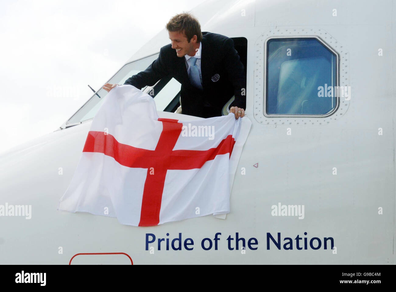 Englands Kapitän David Beckham schwingt eine Saint-George-Flagge aus dem Cockpit des Flugzeugs ...