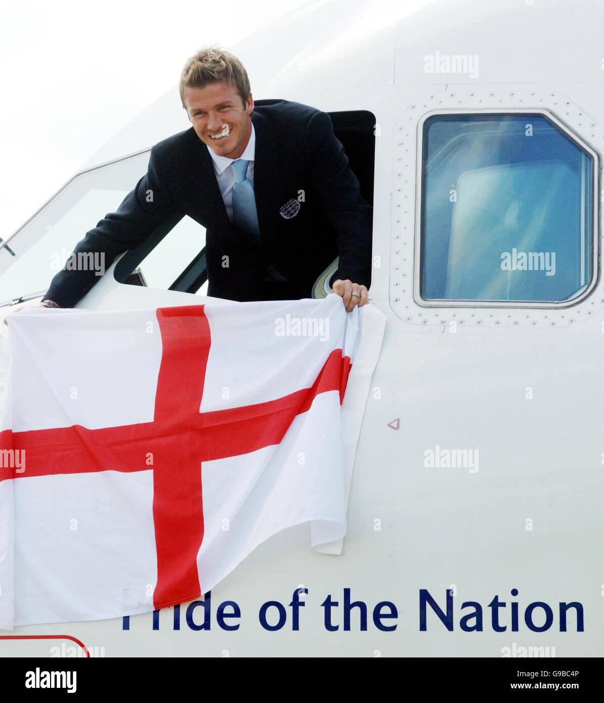FUSSBALL England. Englands Kapitän David Beckham schwingt eine Saint-George-Flagge aus dem ...