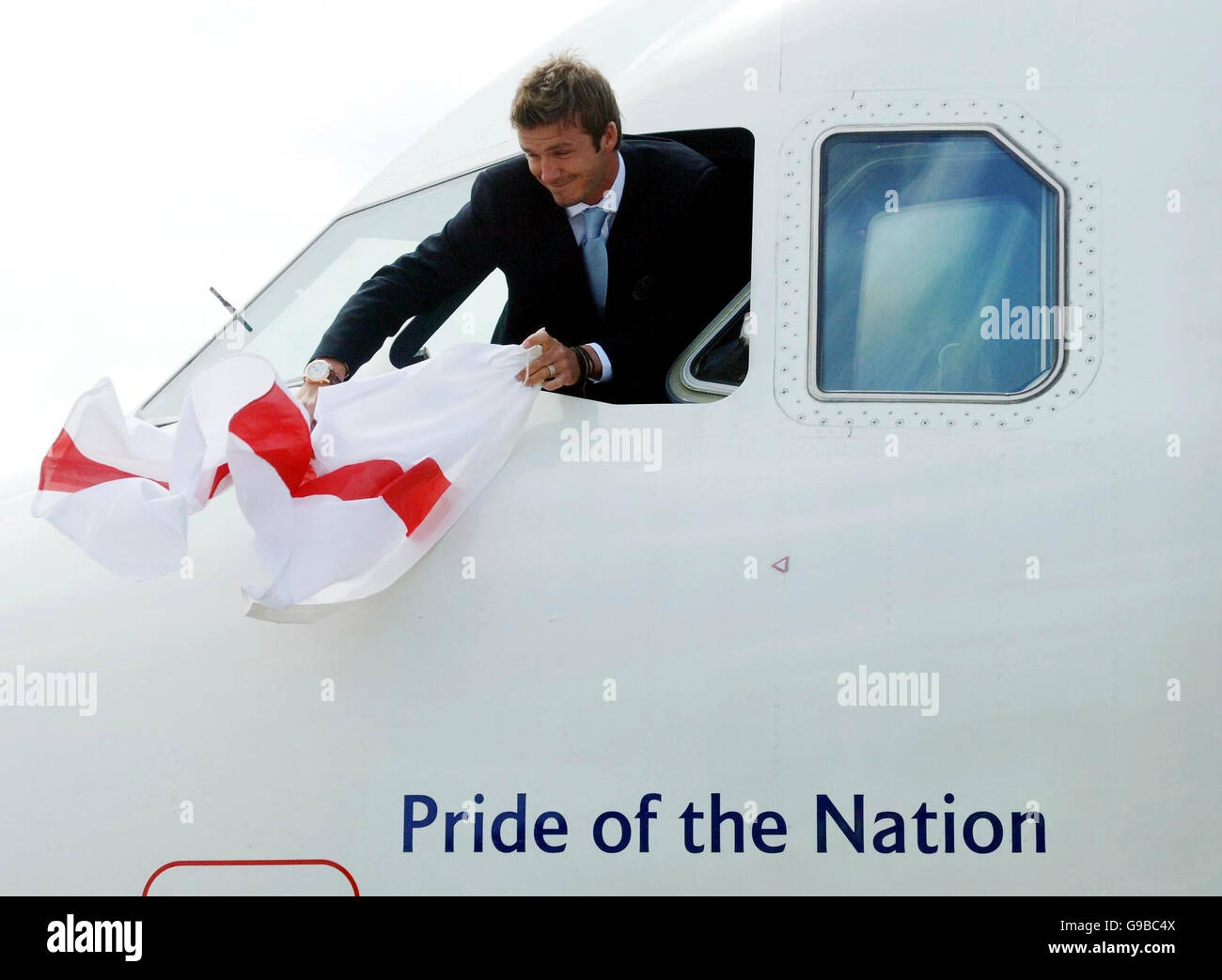 FUSSBALL England. Englands Kapitän David Beckham schwingt eine Saint-George-Flagge aus dem ...