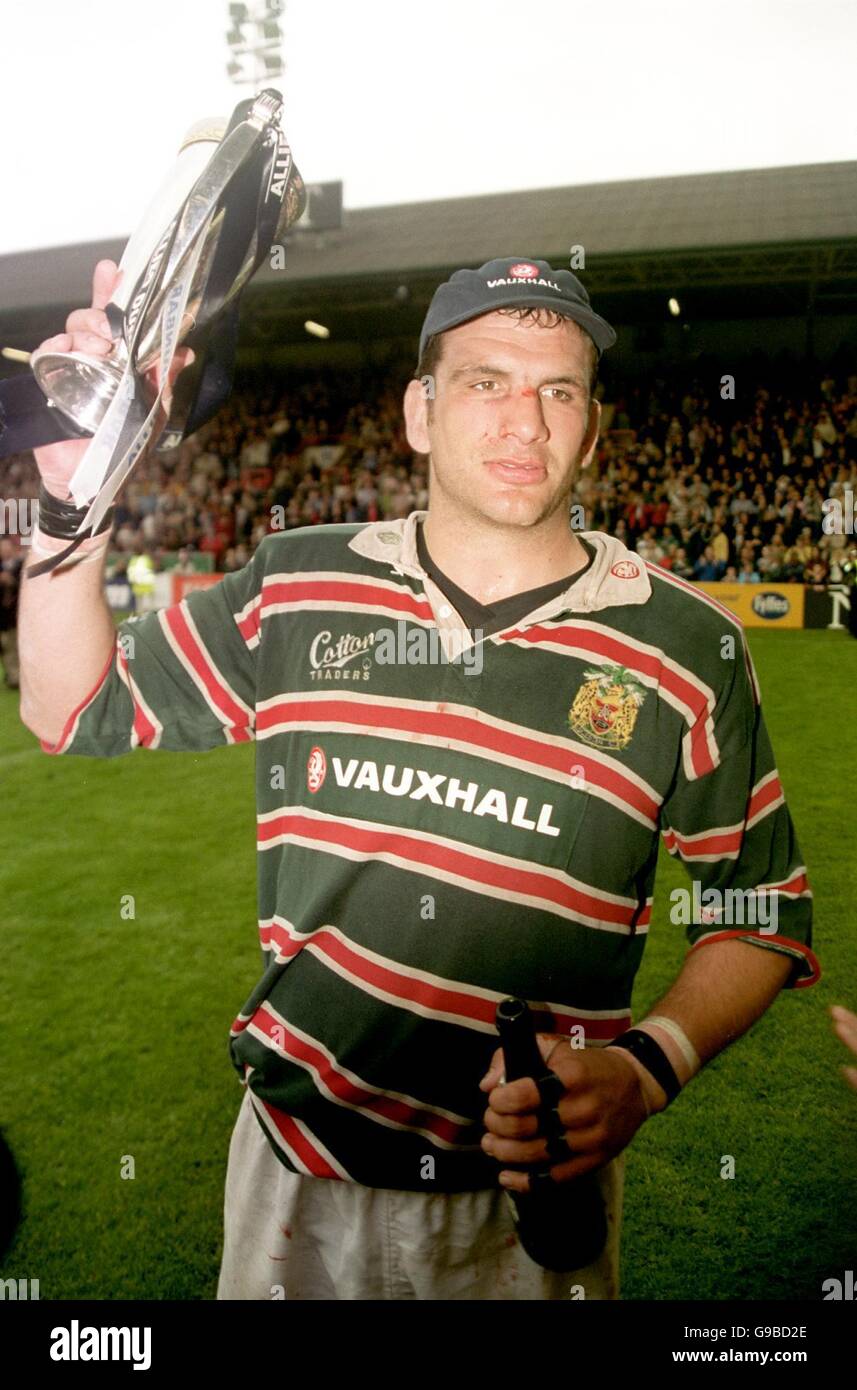 Leicesters martin johnson feiert mit dem allied dunbar cup -Fotos und ...