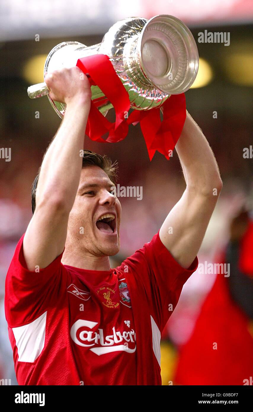 Leberpools xabi alonso mit der fa tasse -Fotos und -Bildmaterial in ...