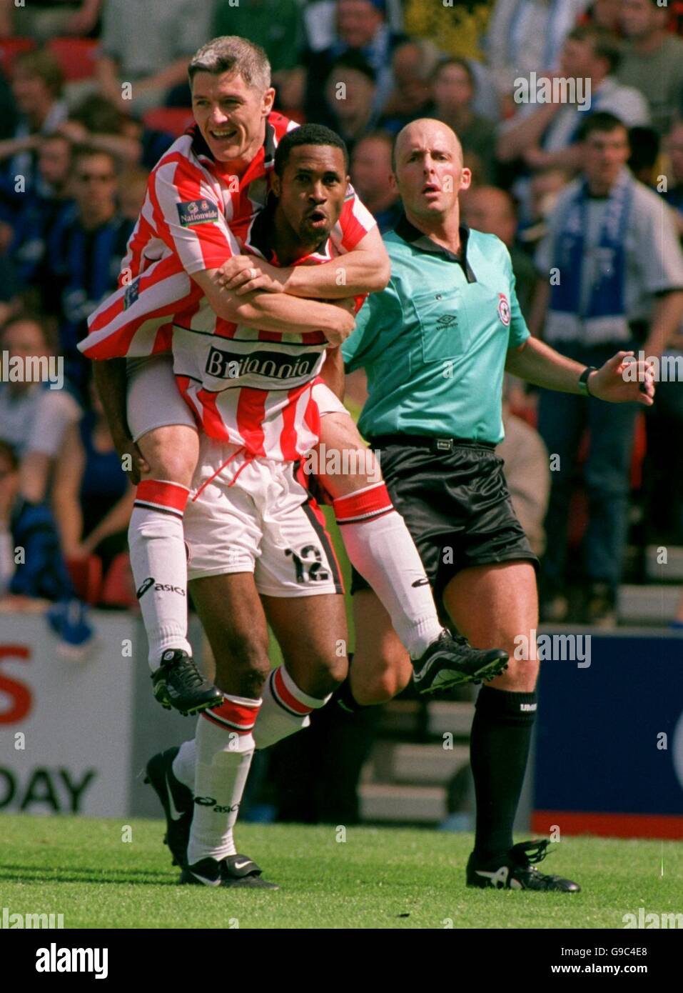 Stoke citys kyle lightbourne feiert mit graham kavanagh -Fotos und ...