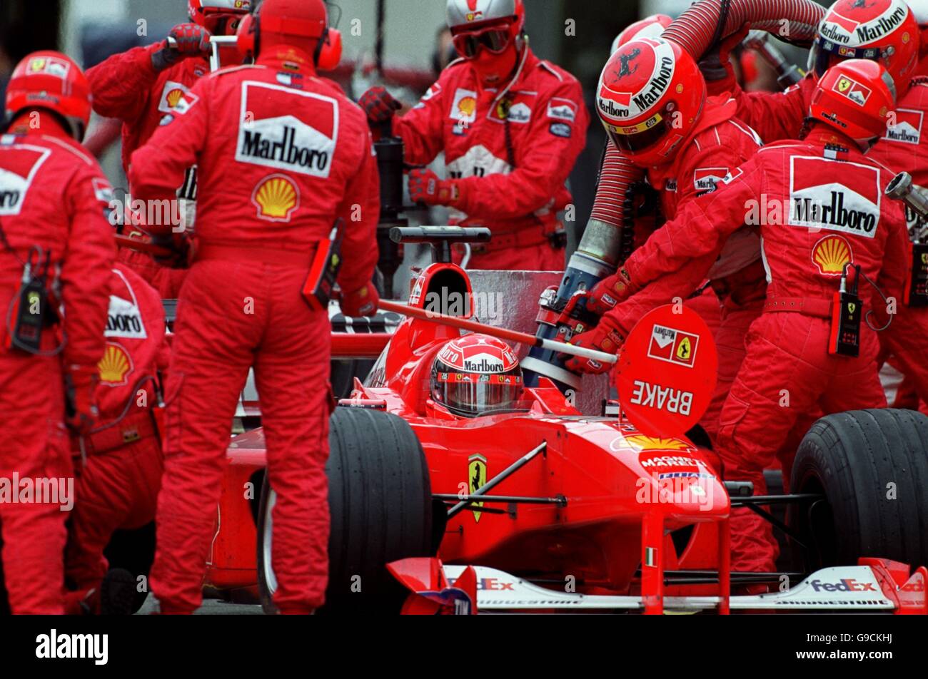 Die Ferrari-Boxencrew arbeitet dabei an Michael Schumachers Auto Ein ...