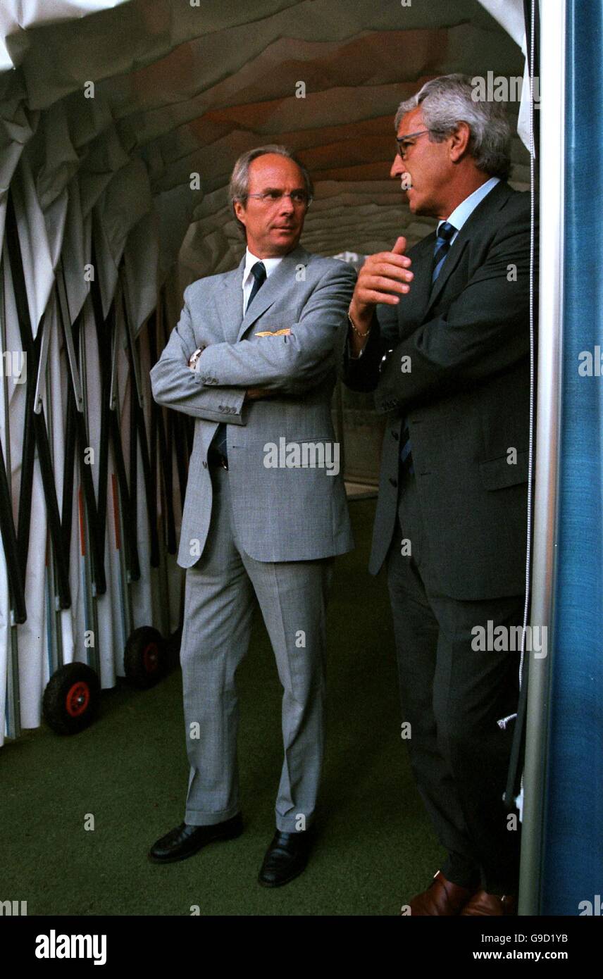 Latium-Trainer Sven Goran Eriksson (l) hört Inter Mailand zu Trainer ... Latium-Trainer Sven Goran Eriksson (l) hört Inter Mailand zu Trainer ...